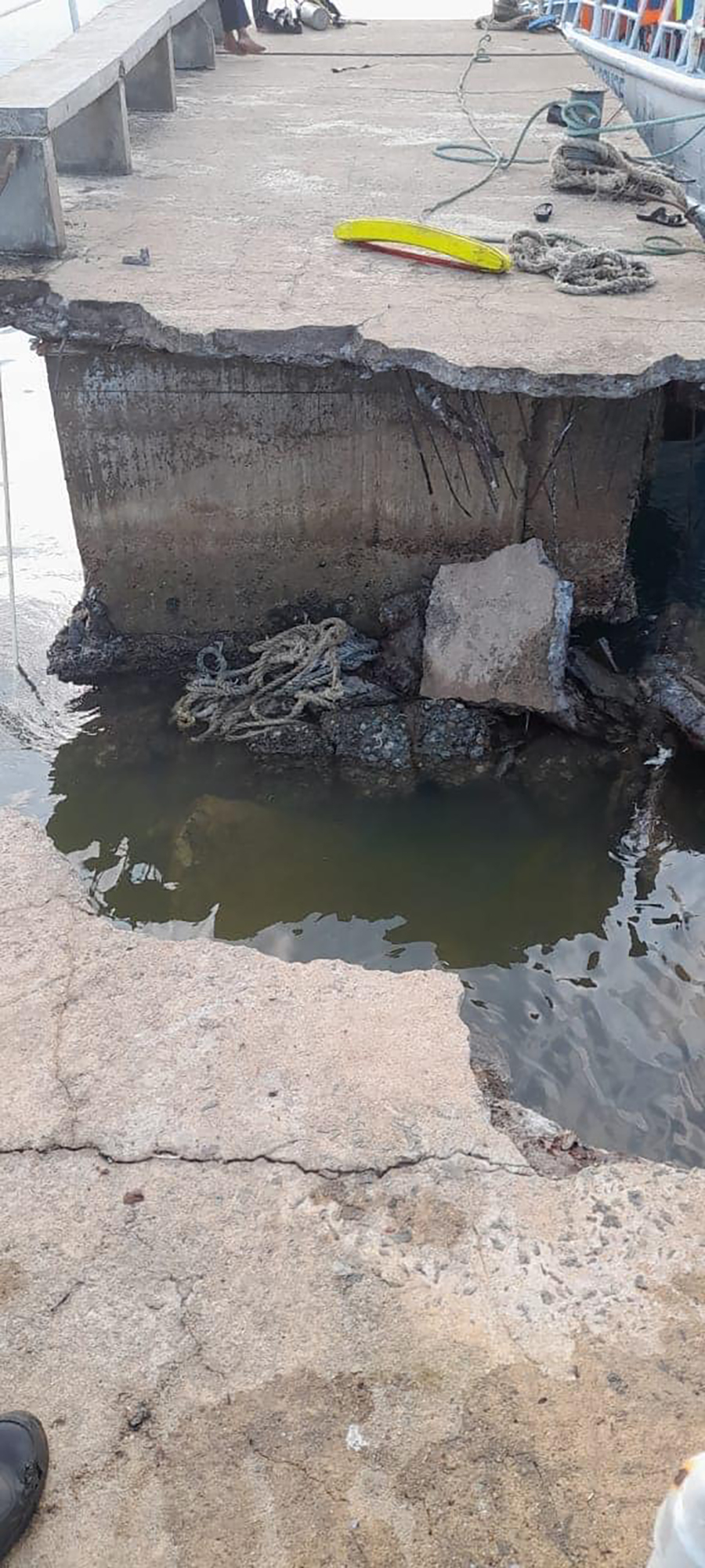 Several injured after jetty at Trinco Navy camp, collapses (Pics) – Sri ...