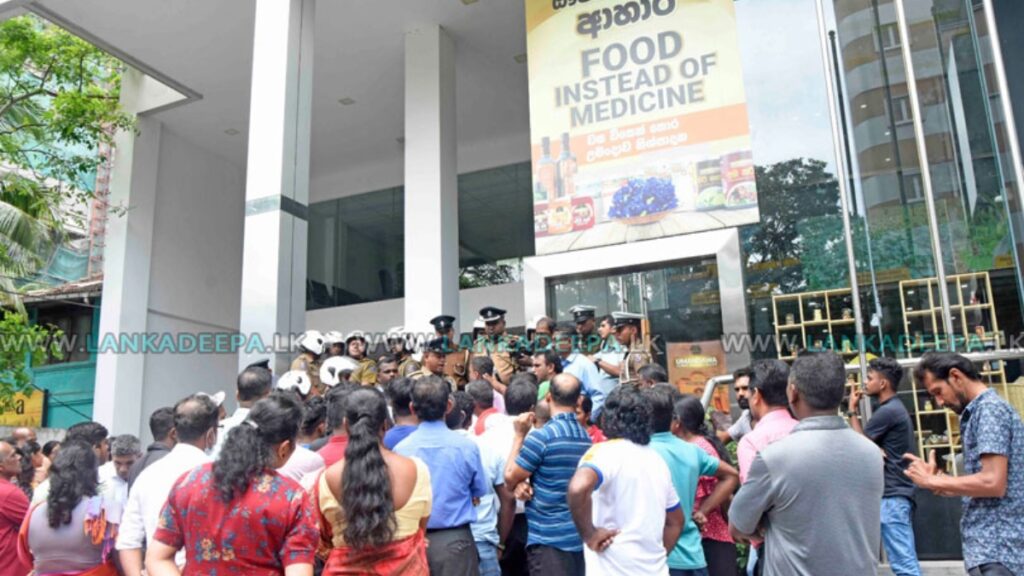 CWE employees protest at Trade Ministry – Sri Lanka Mirror – Right to ...