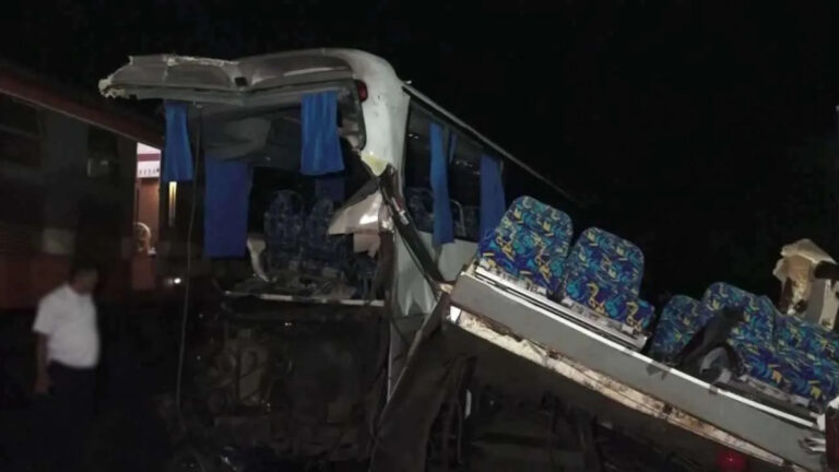 Tourist bus – train collide – Sri Lanka Mirror – Right to Know. Power ...