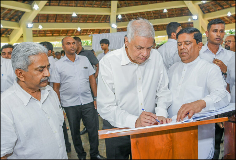 President pays final respects to late Dr. Ariyaratne & Palitha ...