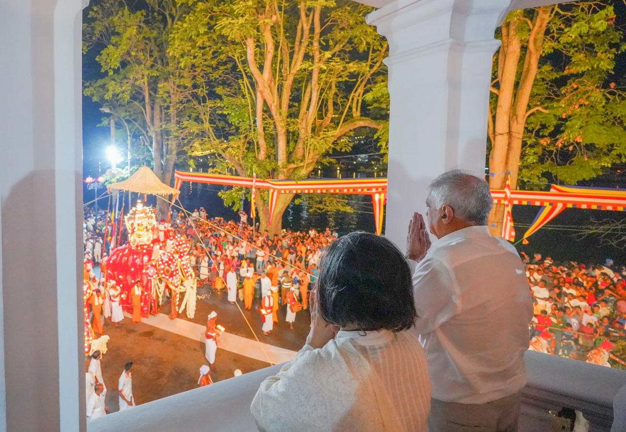 Final Randoli procession of Esala Perahara held (Pics) – Sri Lanka ...