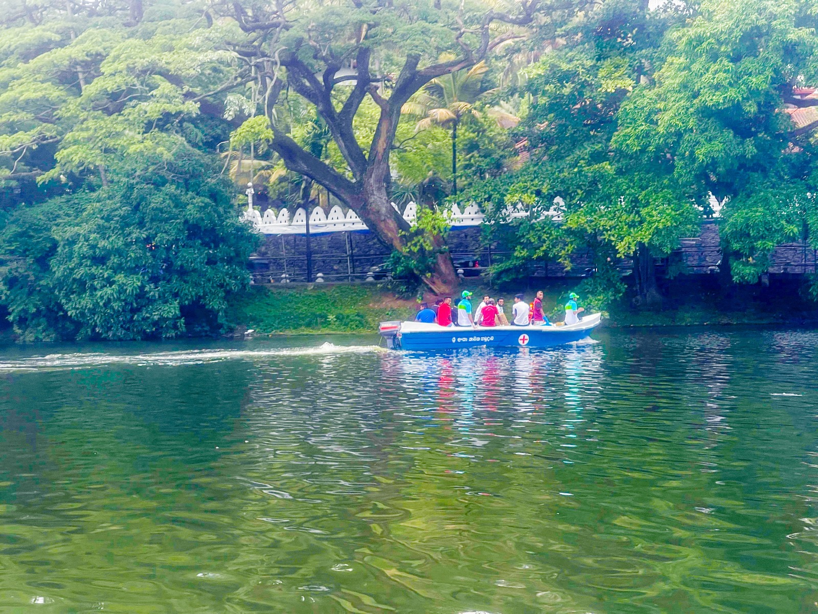 Kandy Lake cleaned up after “Siri Dalada Vandanawa” (Pics) – Sri Lanka Mirror – Right to Know ...